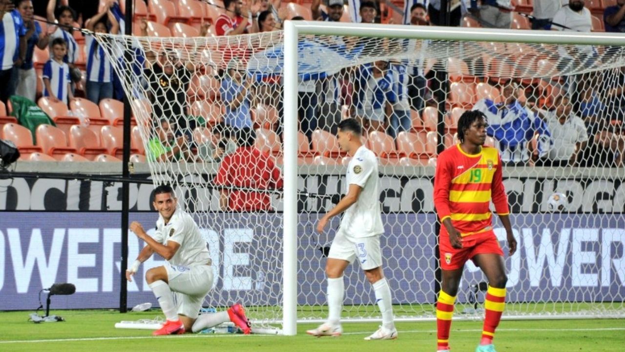 Johnny Leverón envía dedicatoria tras entrar de cambio y meter un gol ...