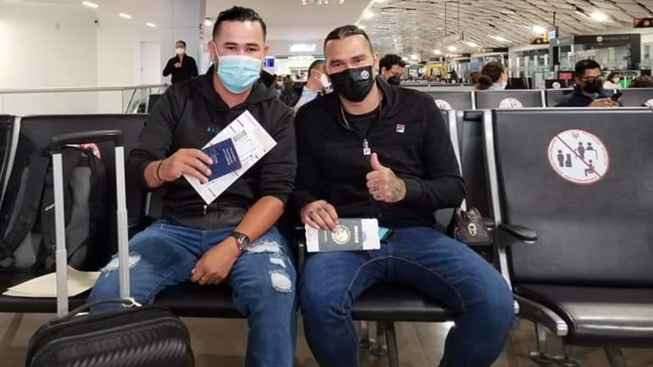 Gullit Peña se prepara para abordar el avión que lo traerá a Honduras